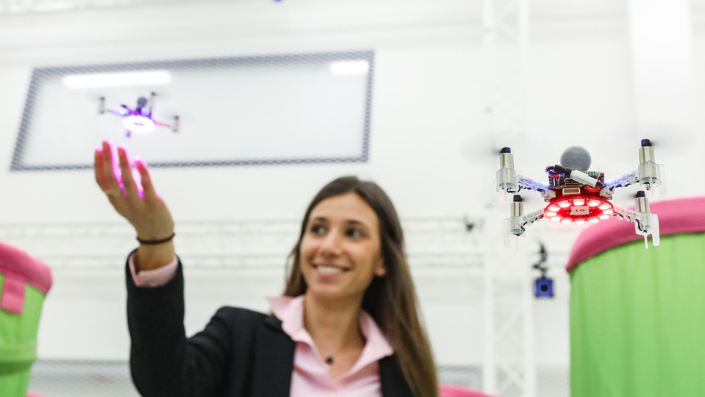 Helping drone swarms avoid obstacles without hitting each other - EPFL