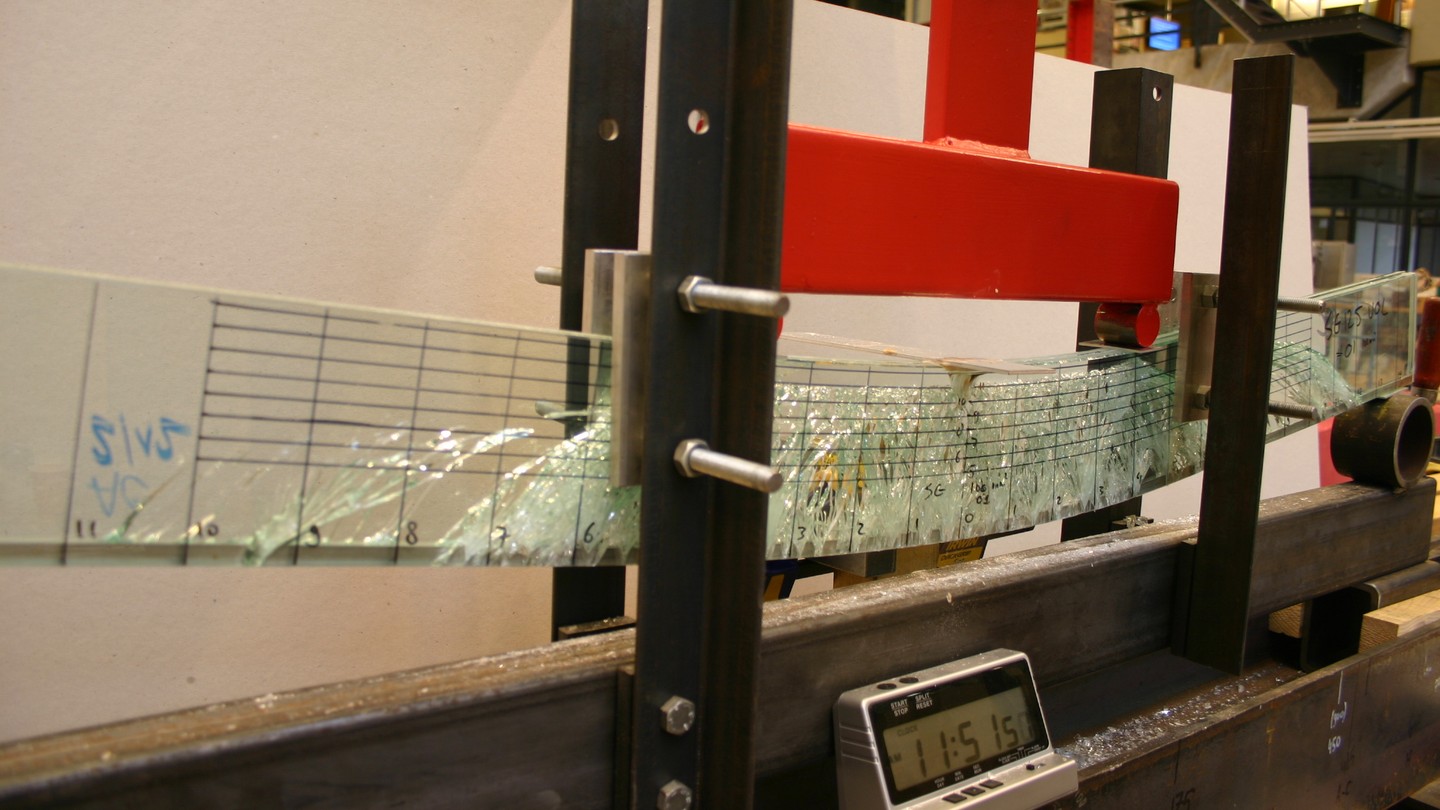 Structural glass beam tests - EPFL