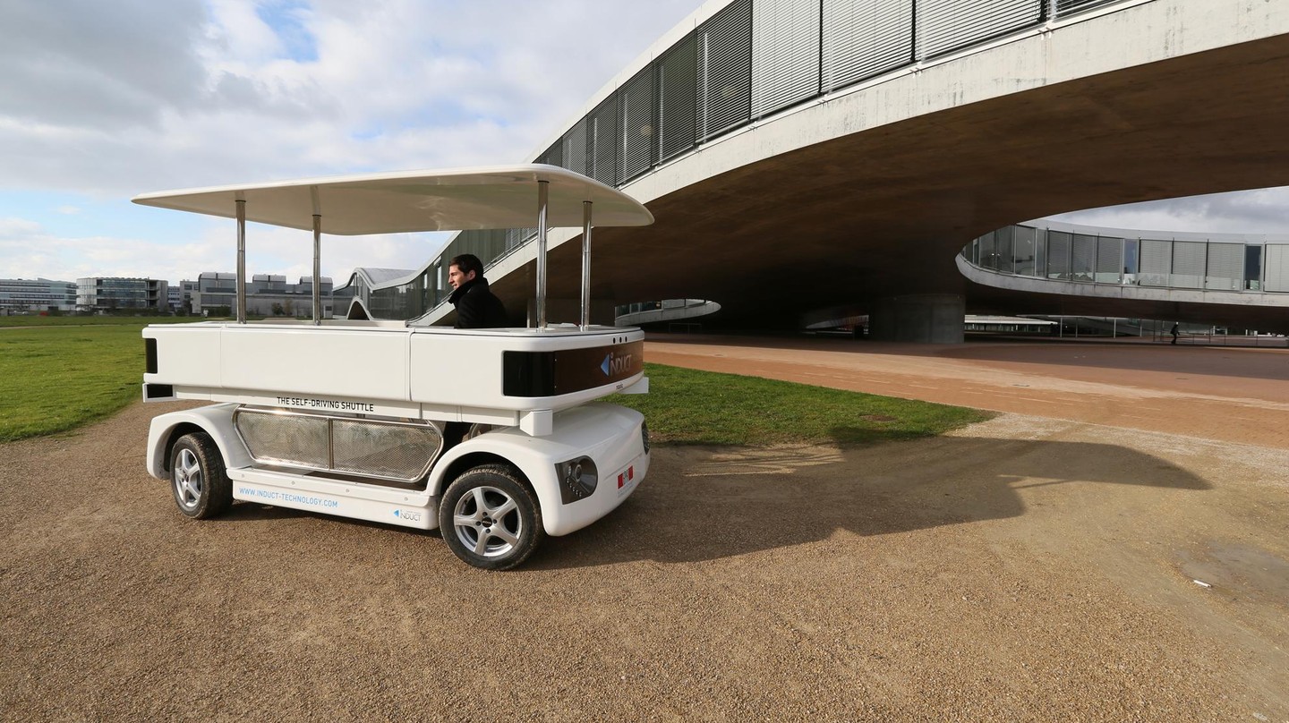 A driverless electric shuttle makes its way through the EPFL campus - EPFL