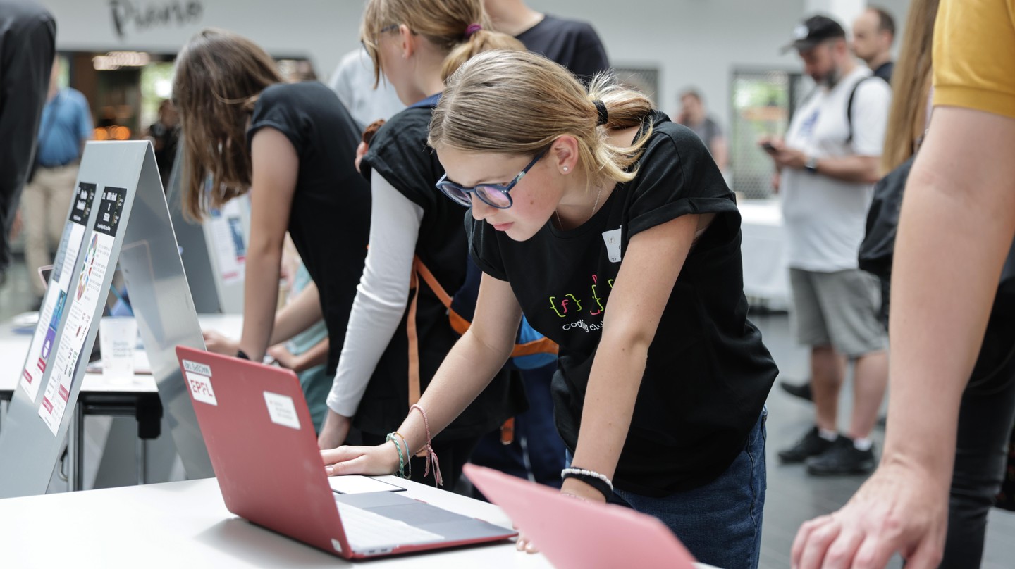 2 générations de codeuses : le programme de coaching du Coding Club - EPFL