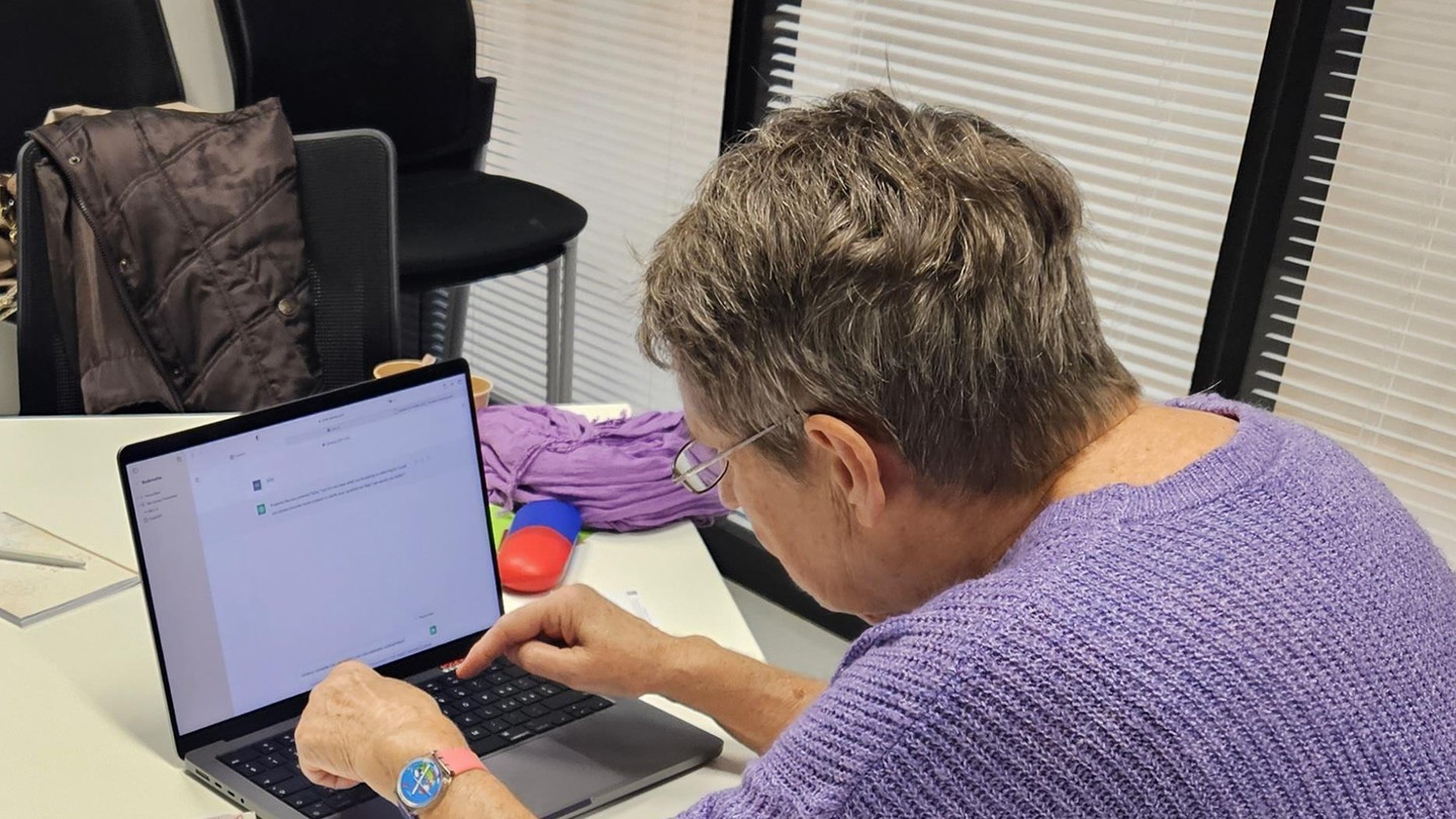 AI for senior citizens: Center LEARN launches new workshop - EPFL