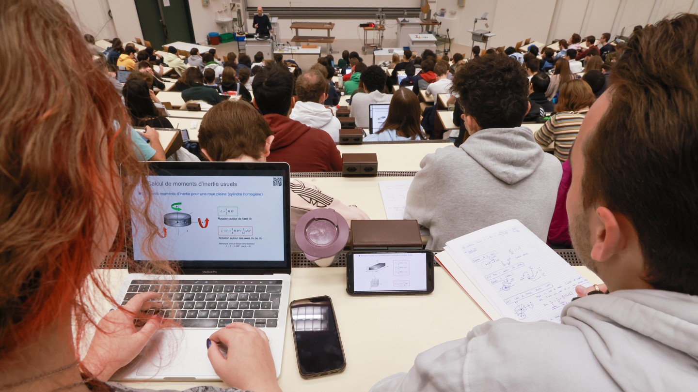 Are online teaching materials emptying out university classrooms? - EPFL