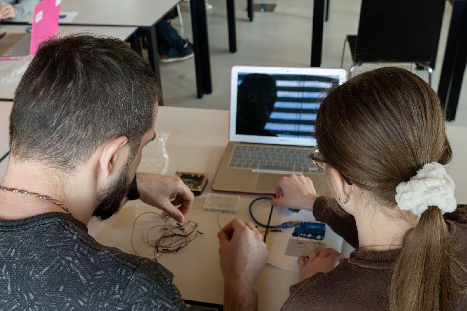 Les métiers des TIC, un avenir garanti pour les filles - EPFL
