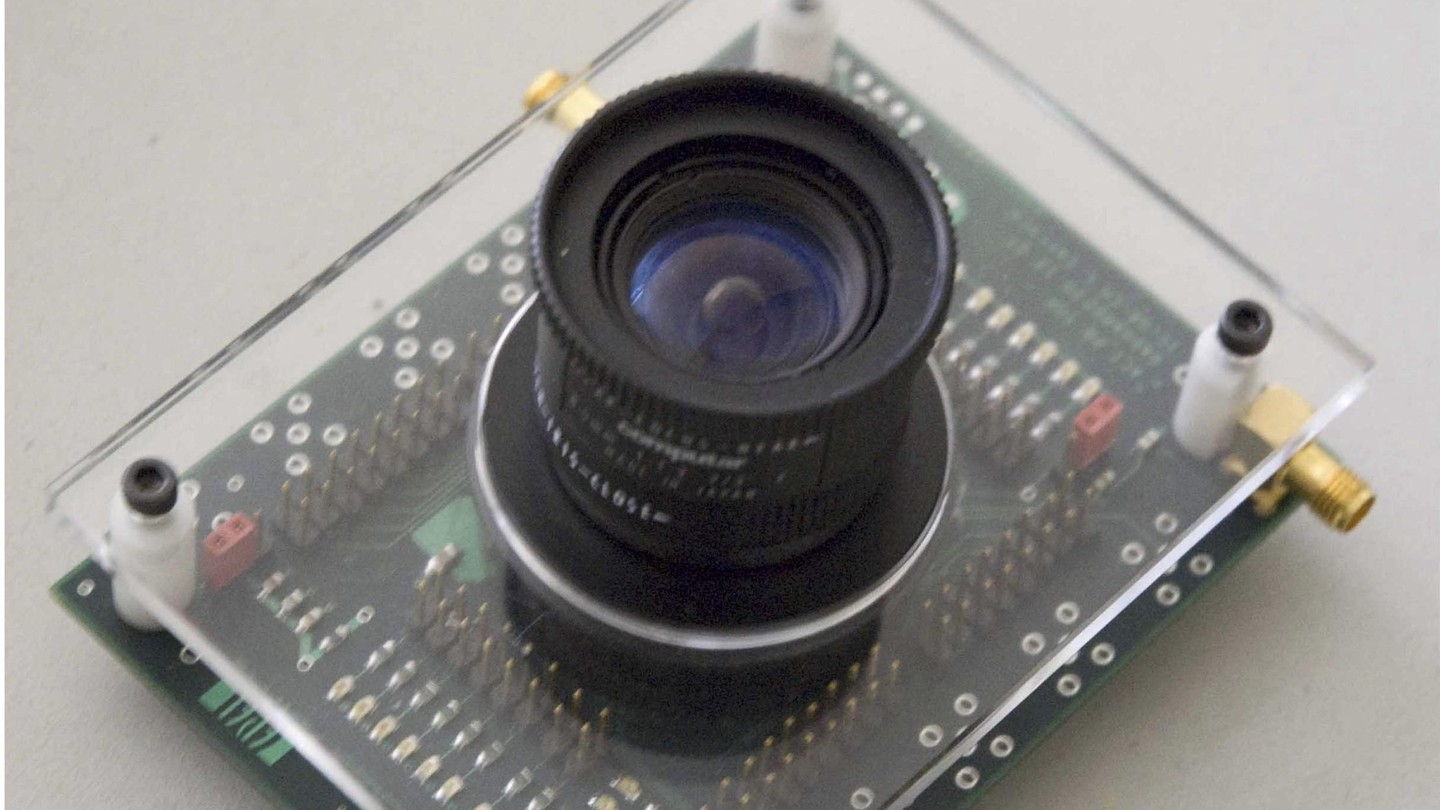 MegaX, the first camera to capture the smallest particles of light - EPFL