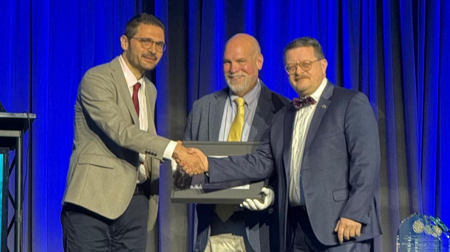 Prof. Lignos receives the 2025 AISC Special Achievement Award - EPFL