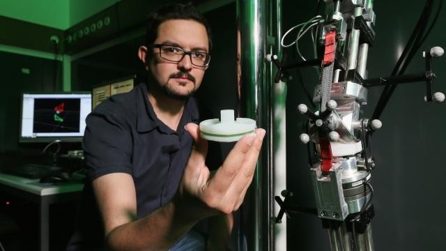 Une prothèse du genou intelligente pour diagnostiquer de l'intérieur - EPFL