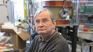 Christoph Hollenstein receives the Innovation Award from the EPS - EPFL