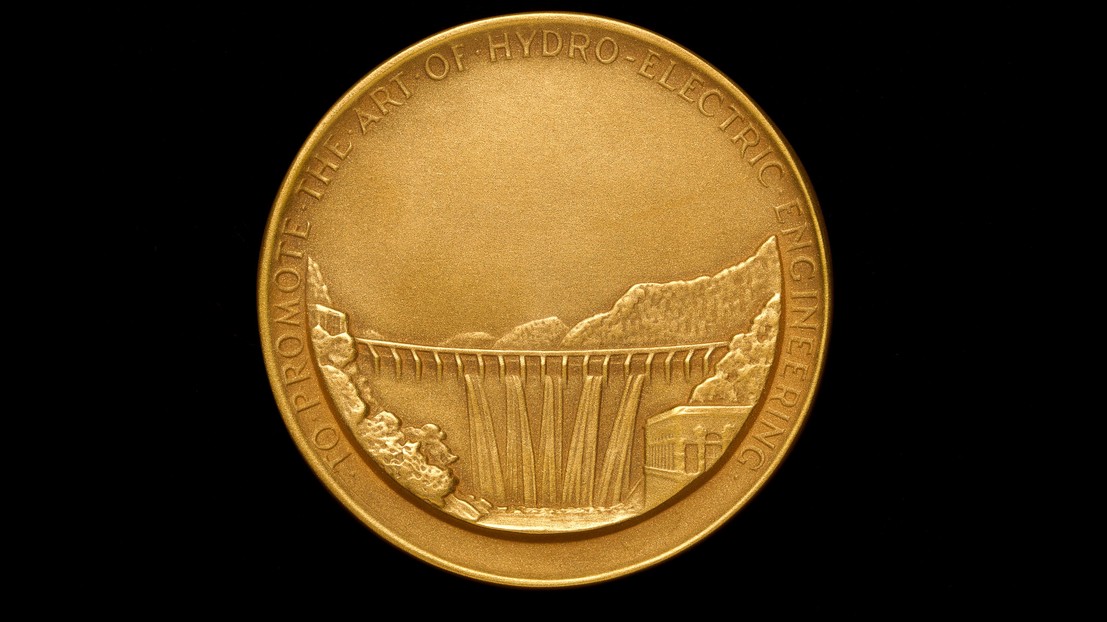 Anton Schleiss receives the Hydraulic Structures Medal - EPFL