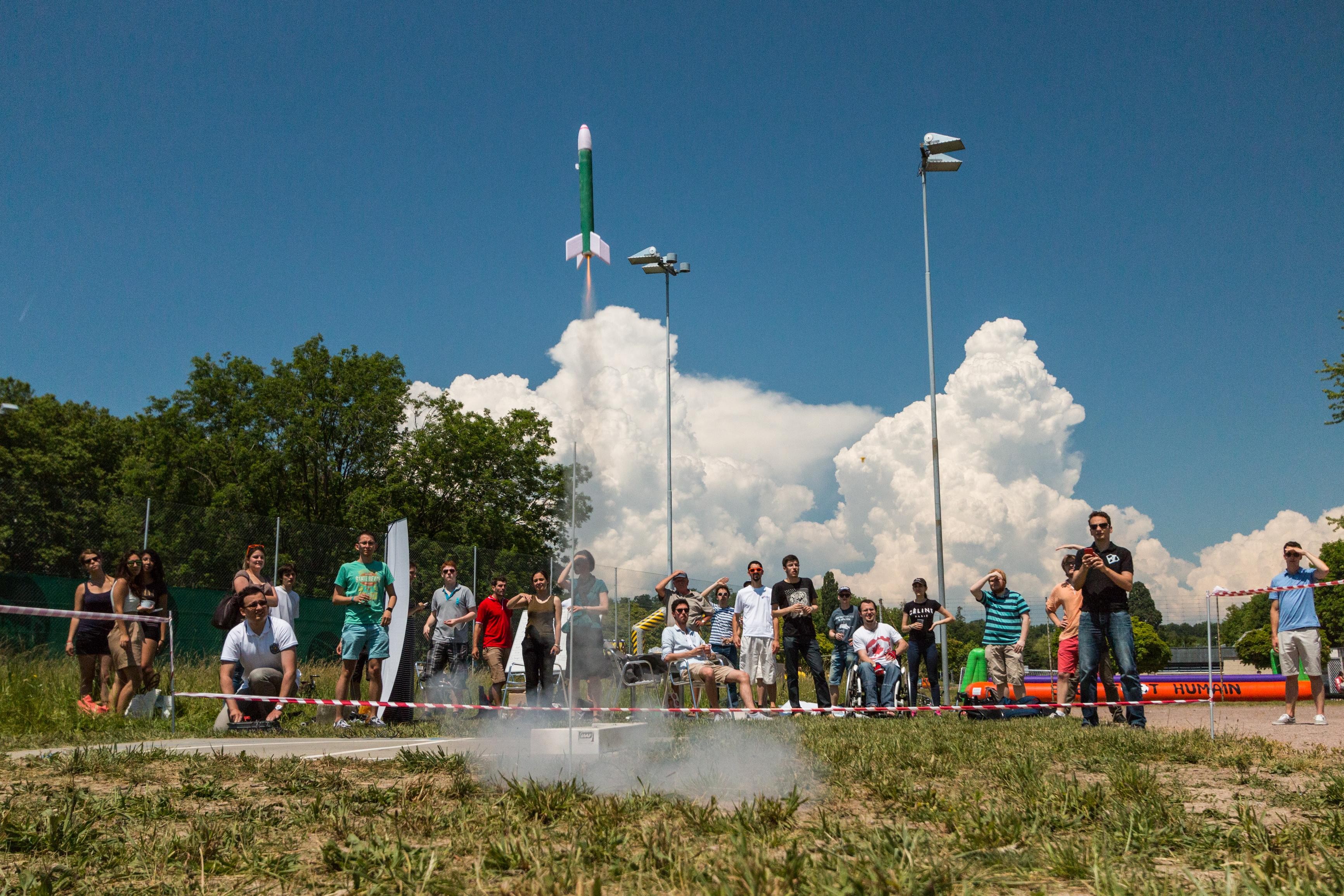 Learning about space engineering with cardboard rockets - EPFL