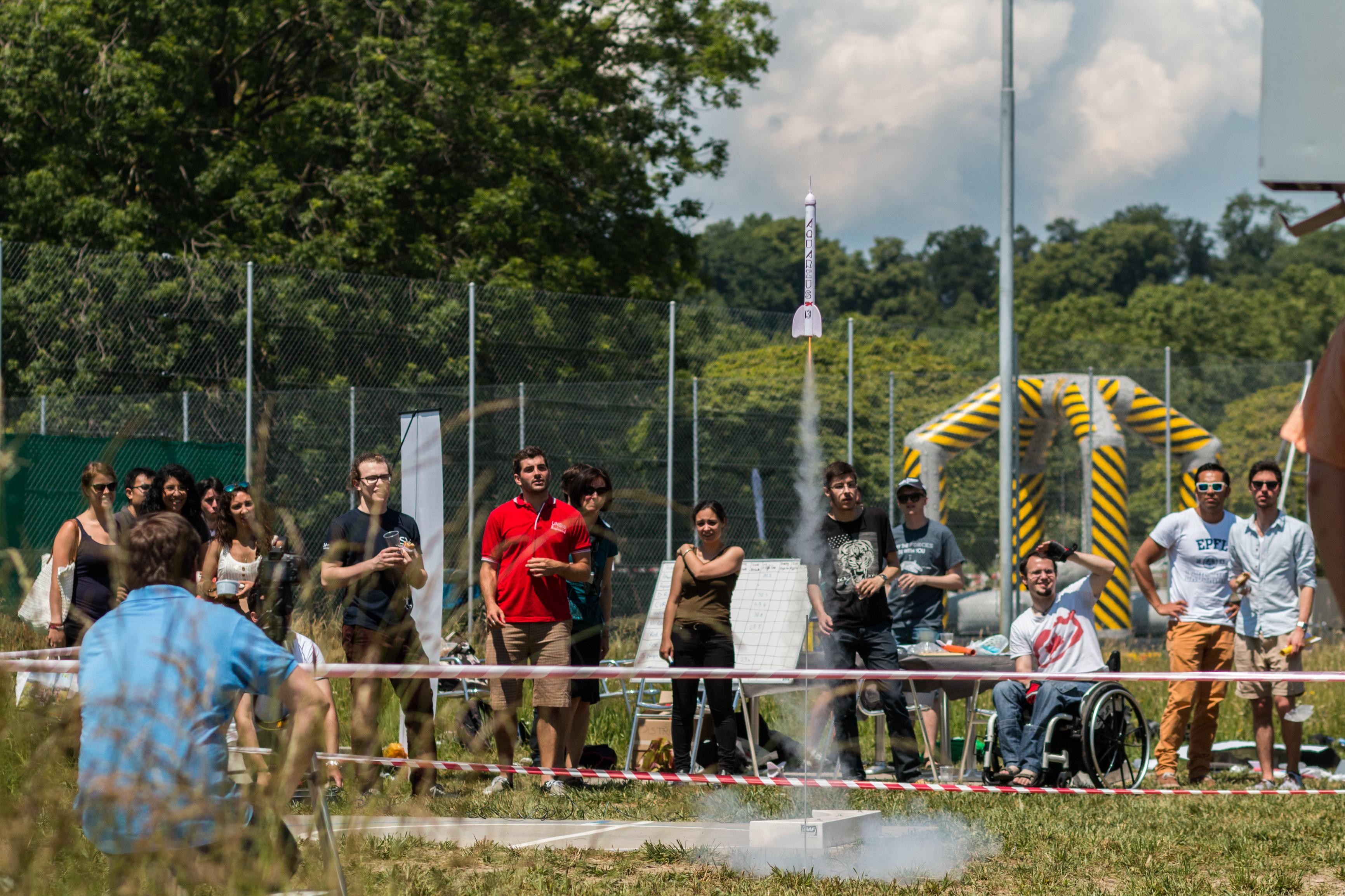 Learning about space engineering with cardboard rockets - EPFL