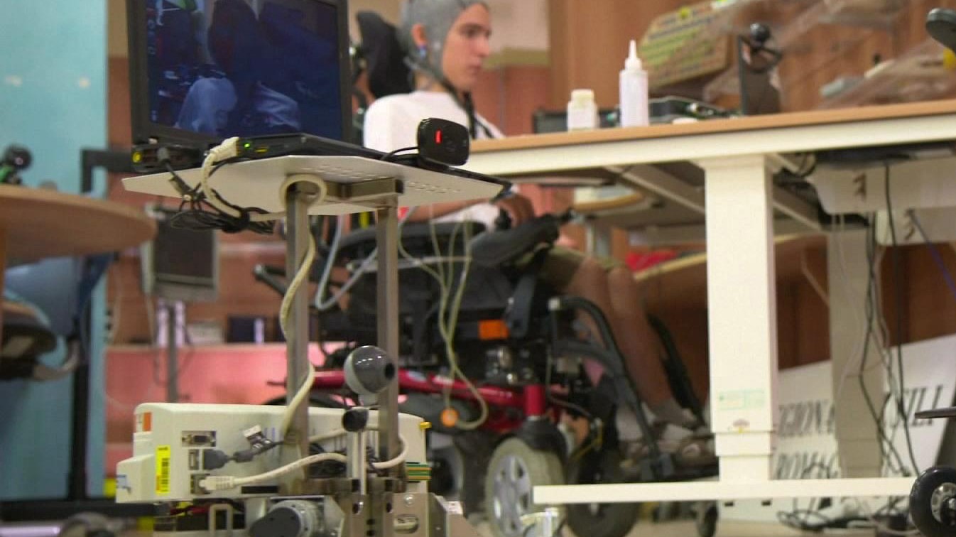 Disabled people pilot a robot remotely with their thoughts - EPFL