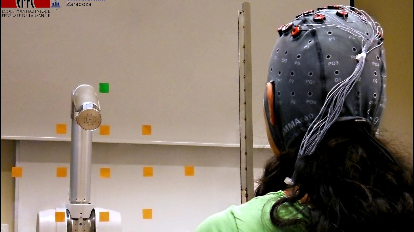 When the neuroprosthetics learn from the patient - EPFL