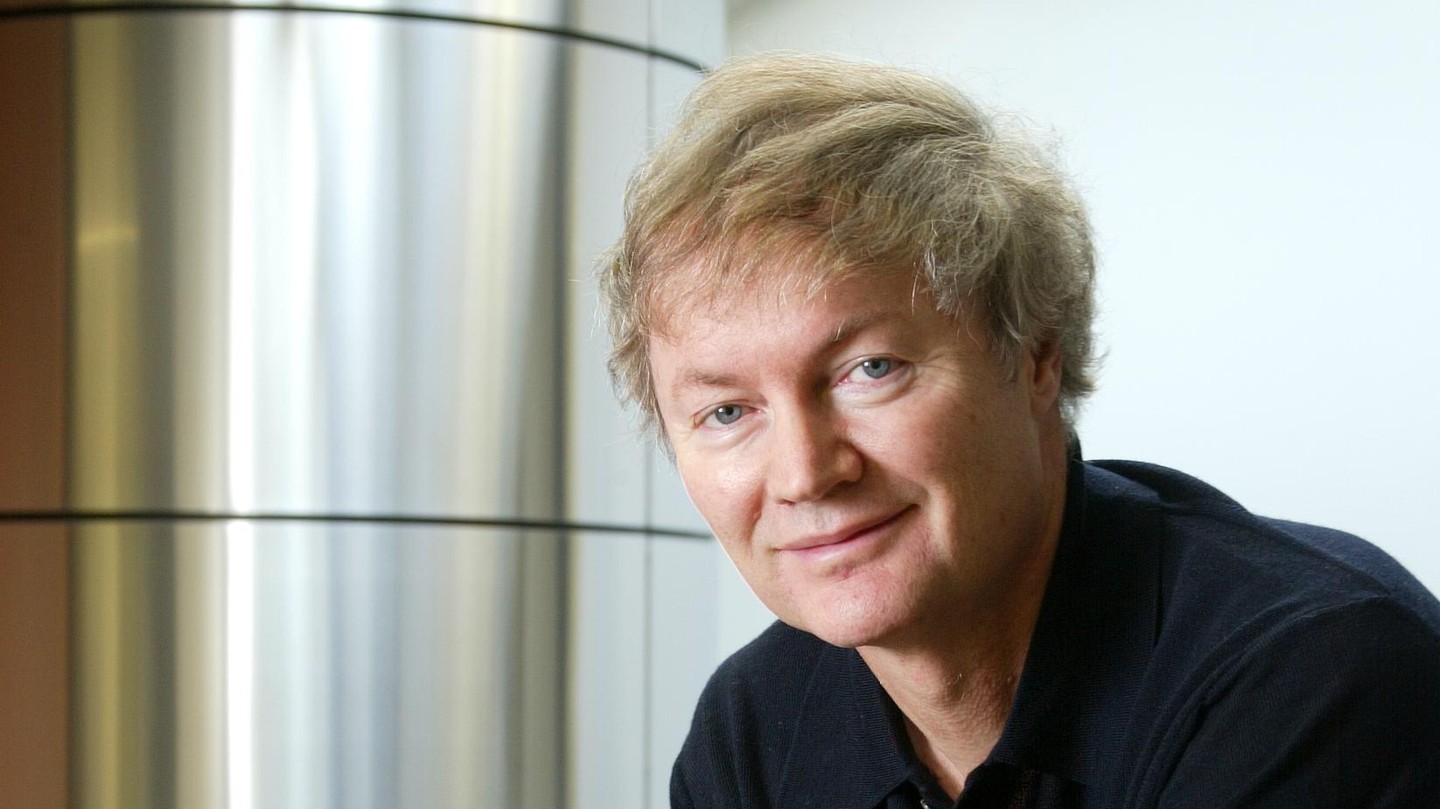 Michael Grätzel receives the "Swisselectric Research Award 2012" - EPFL