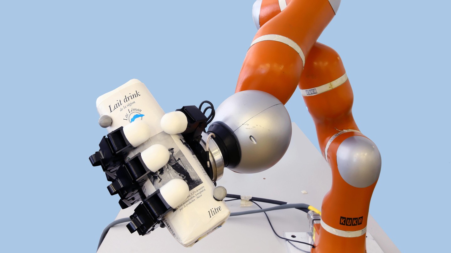 Ultra-fast, the robotic arm can catch objects on the fly - EPFL