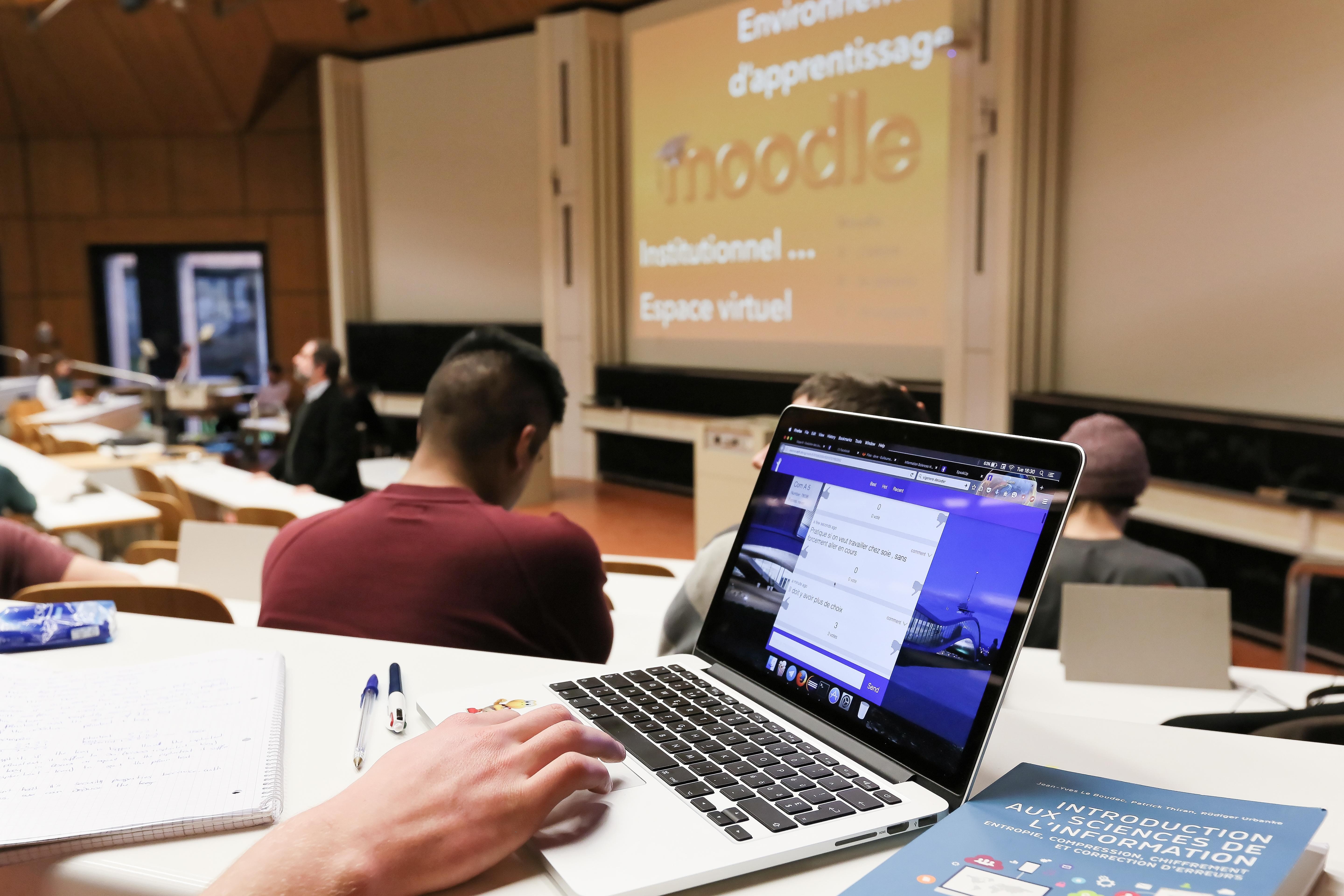 An app to facilitate classroom discussions - EPFL