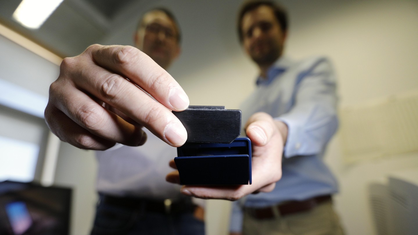 Antibody biosensor offers unlimited point-of-care drug monitoring - EPFL