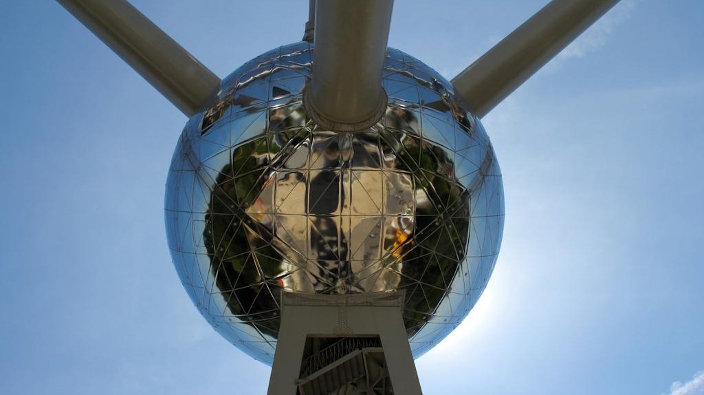 A new mechanism for loop formation by helium bubbles. - EPFL