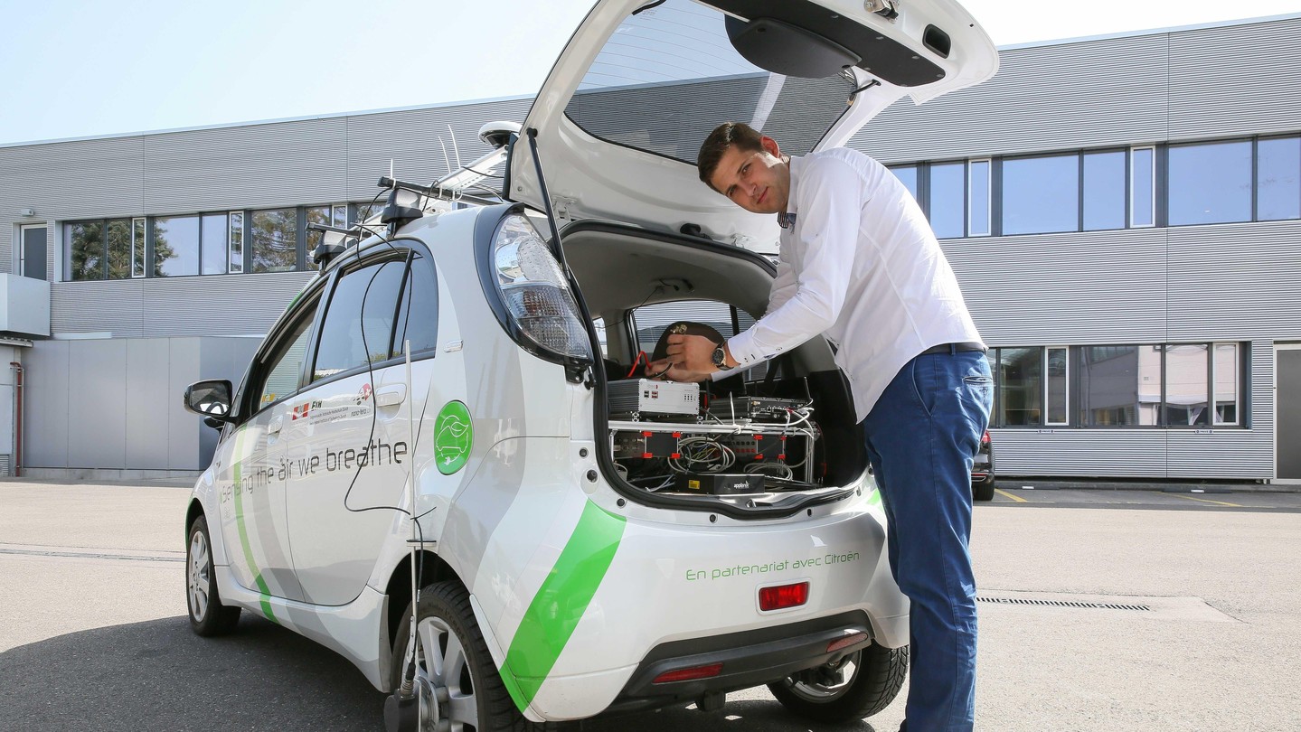 Two intelligent vehicles are better than one - EPFL