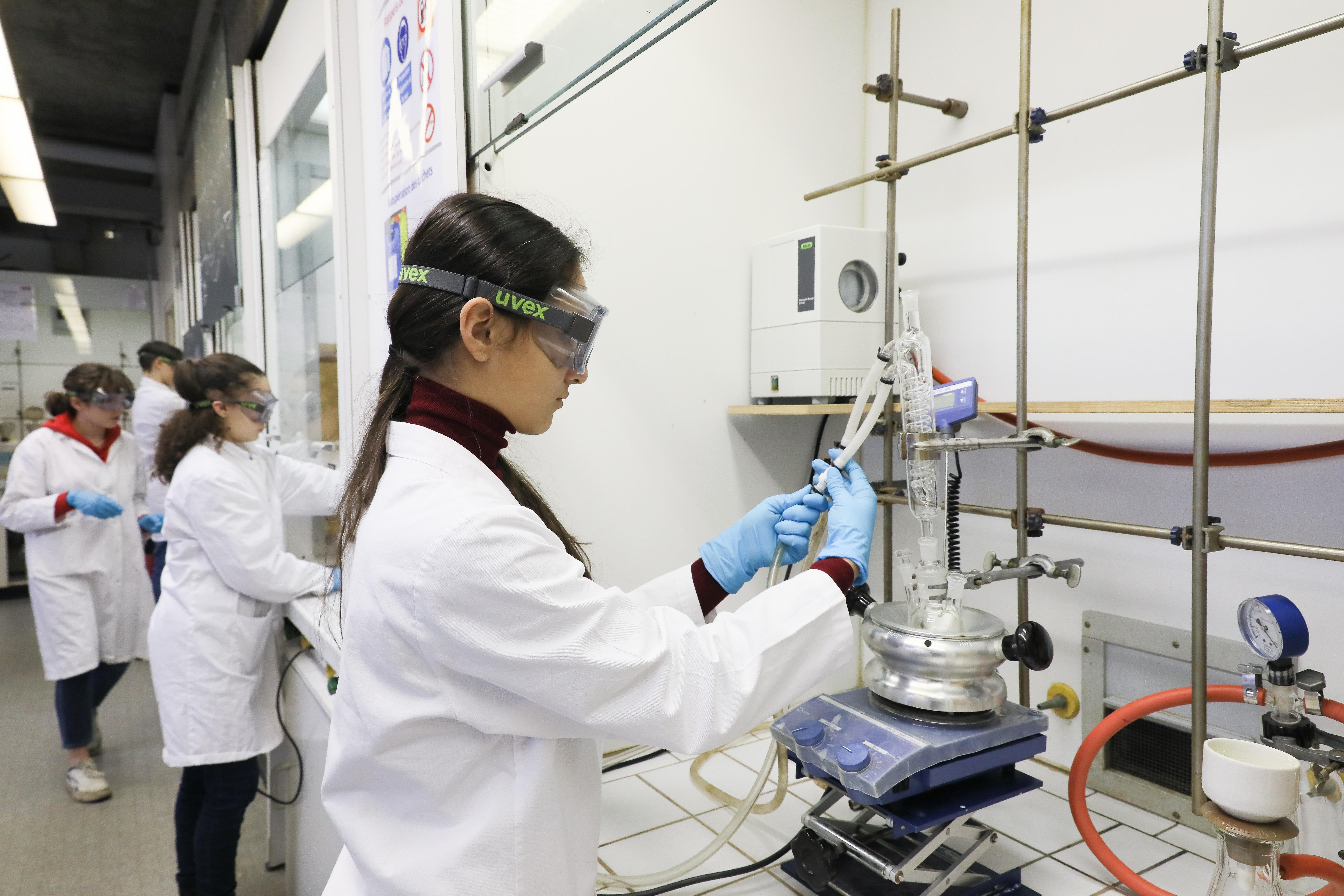 High school students try out an EPFL chemistry lab - EPFL