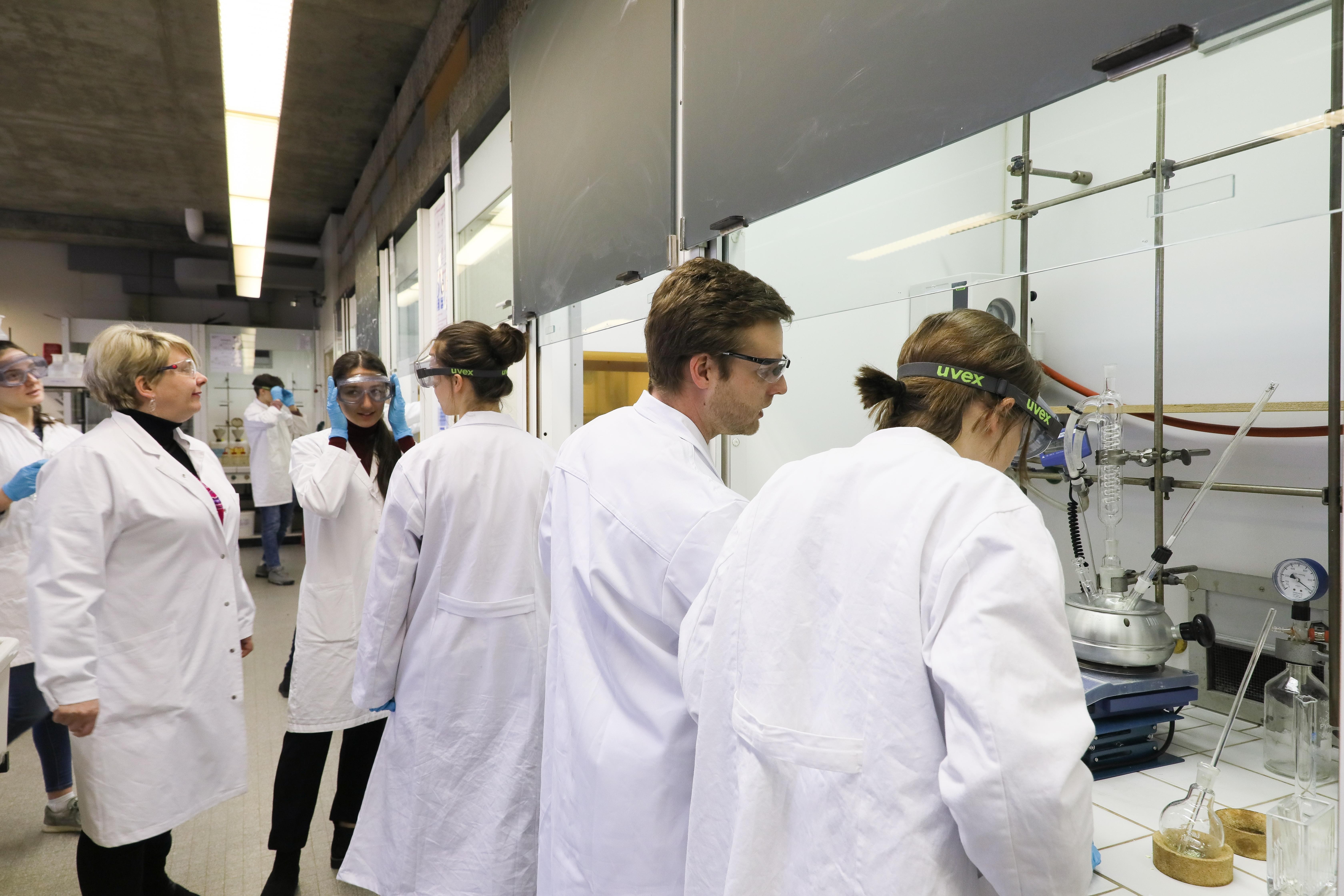 High school students try out an EPFL chemistry lab - EPFL
