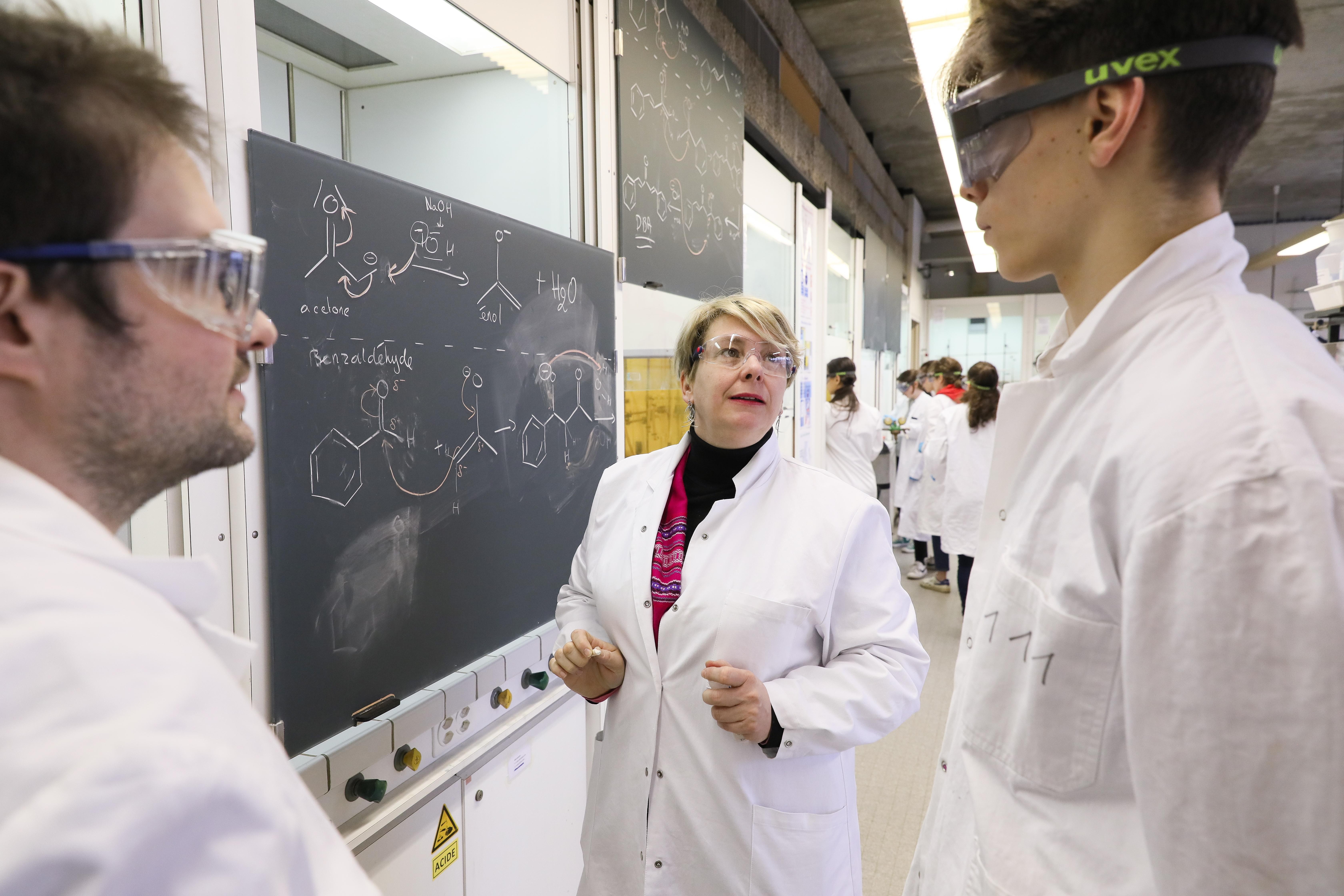 High school students try out an EPFL chemistry lab - EPFL