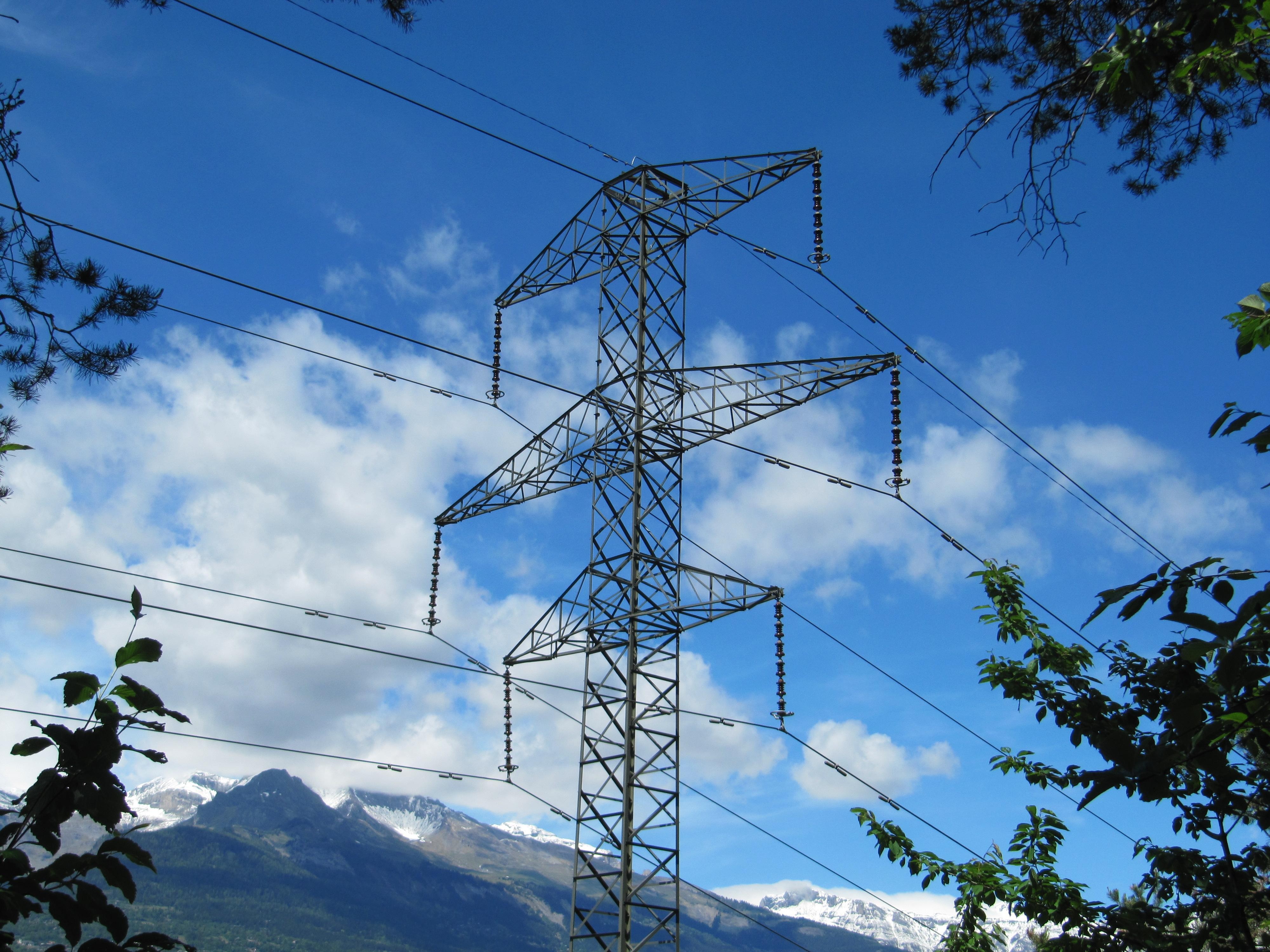 Reusing electric pylons to design the roof of a train station