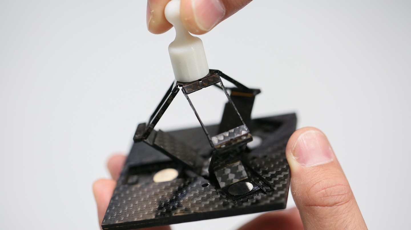 Un joystick pliable donne le sens du toucher aux appareils portables - EPFL
