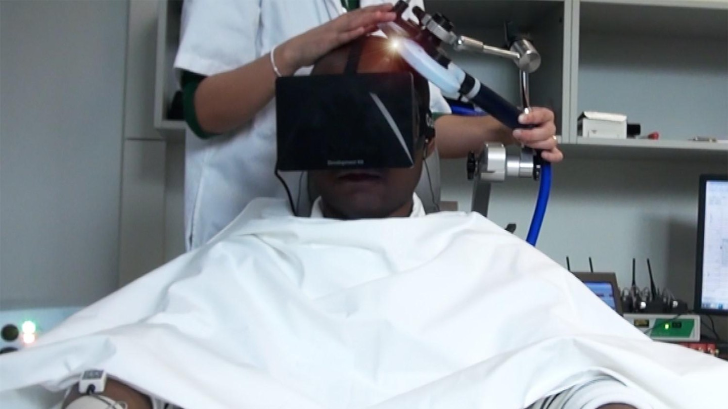 Embodying a virtual hand through coning brain stimulation and VR - EPFL