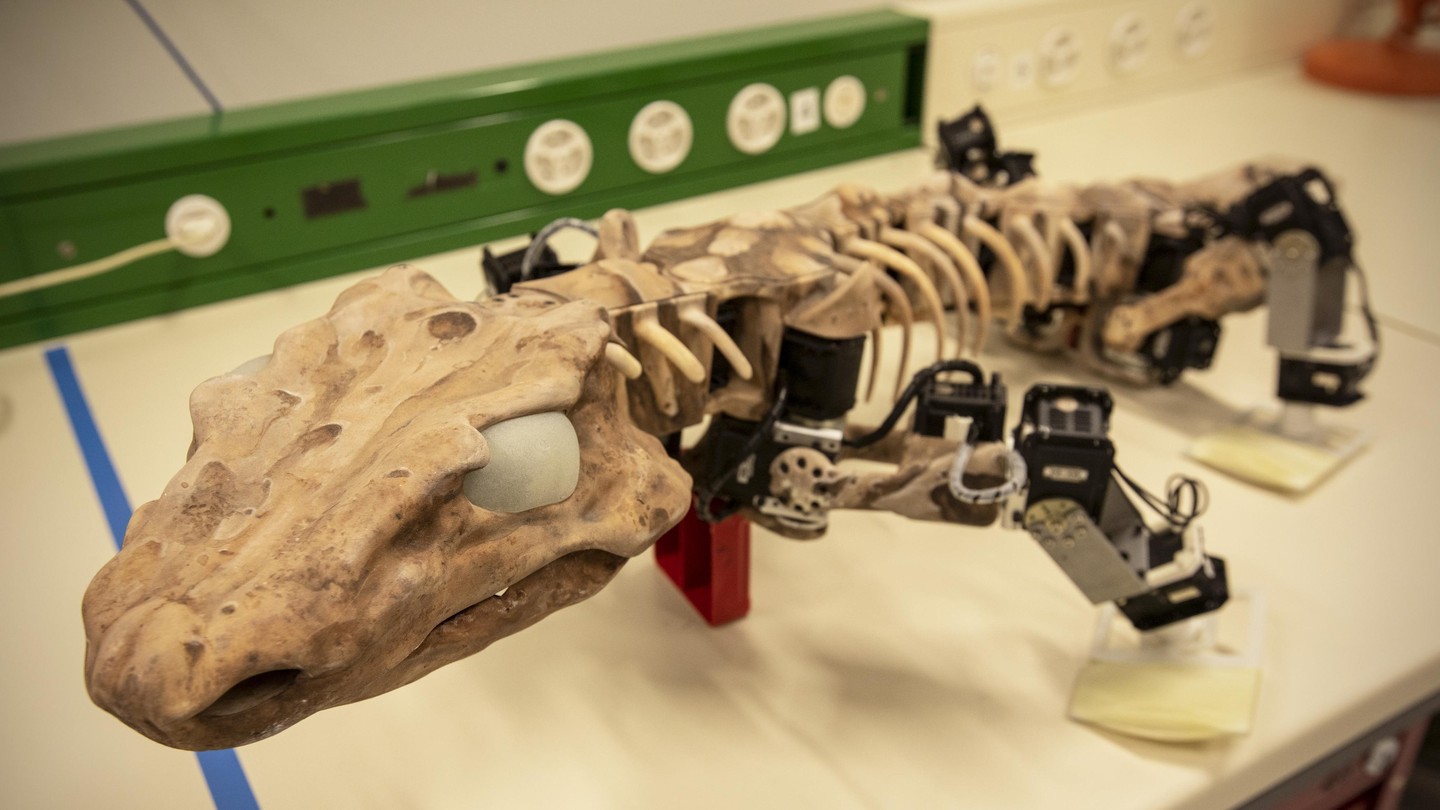 A robot recreates the walk of a 300-million-year-old animal - EPFL