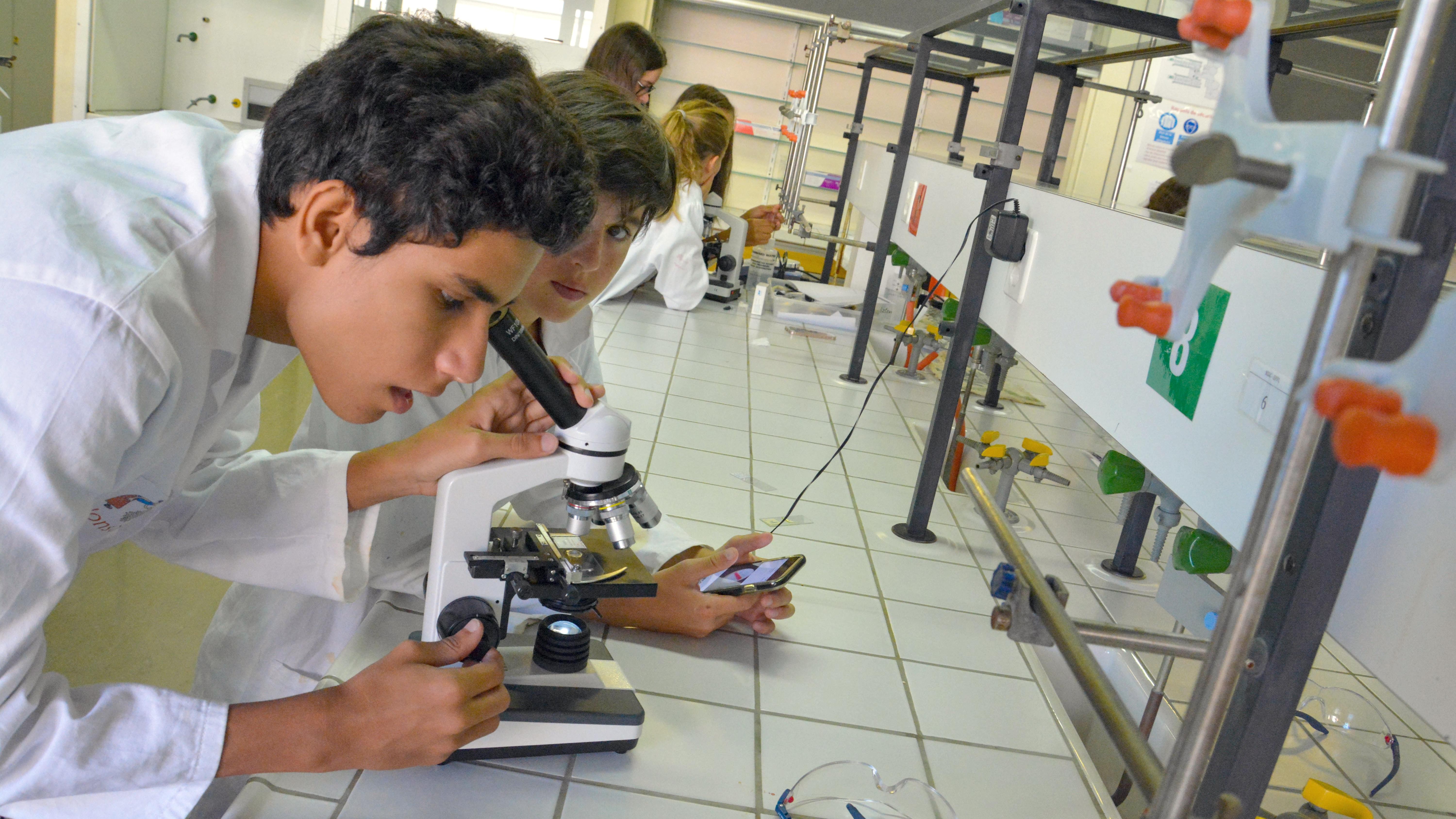 Des jeunes enchanté·e·s par les sciences et les technologies - EPFL