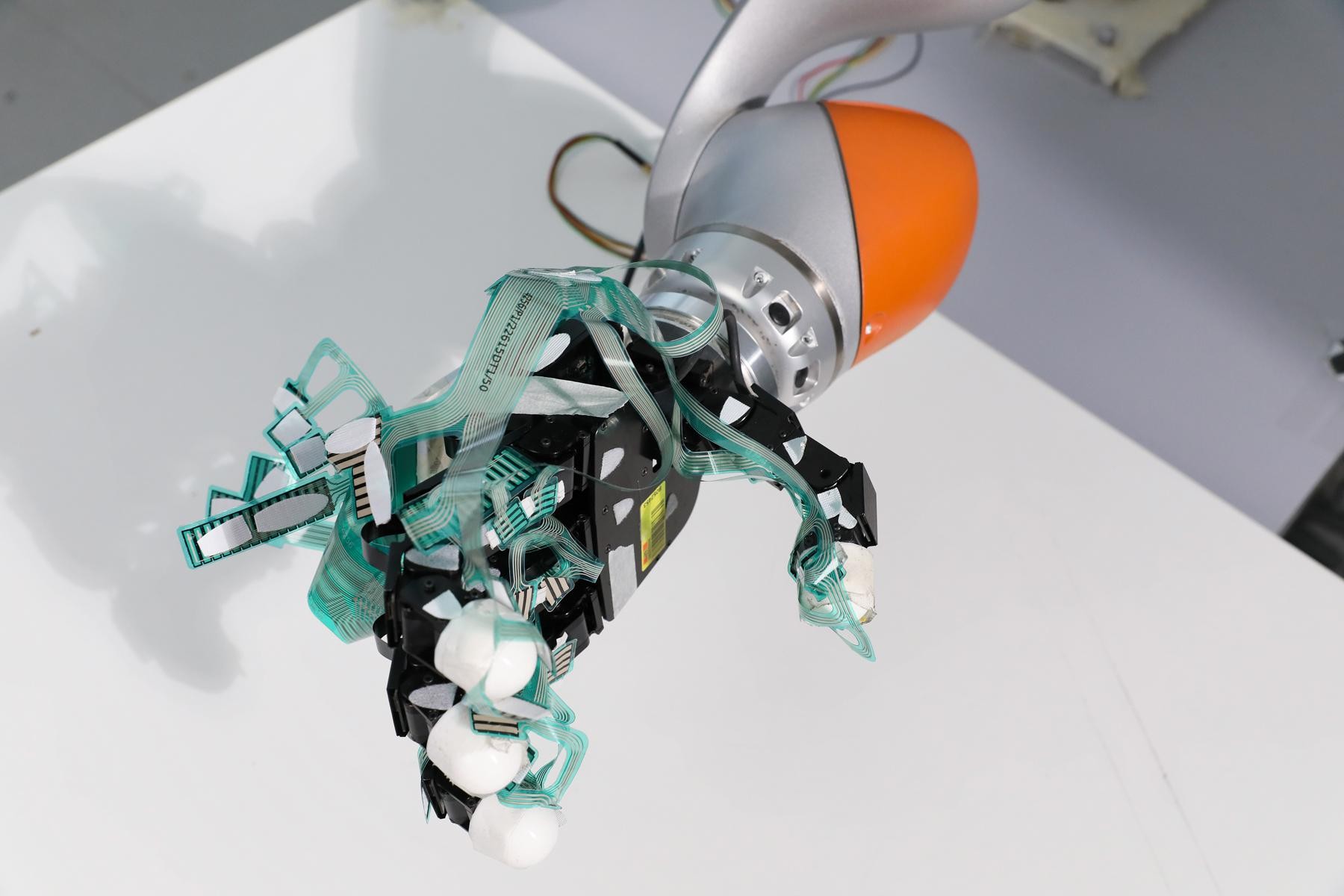 contrôle partagé humain-robot d'une prothèse de main intelligente - EPFL