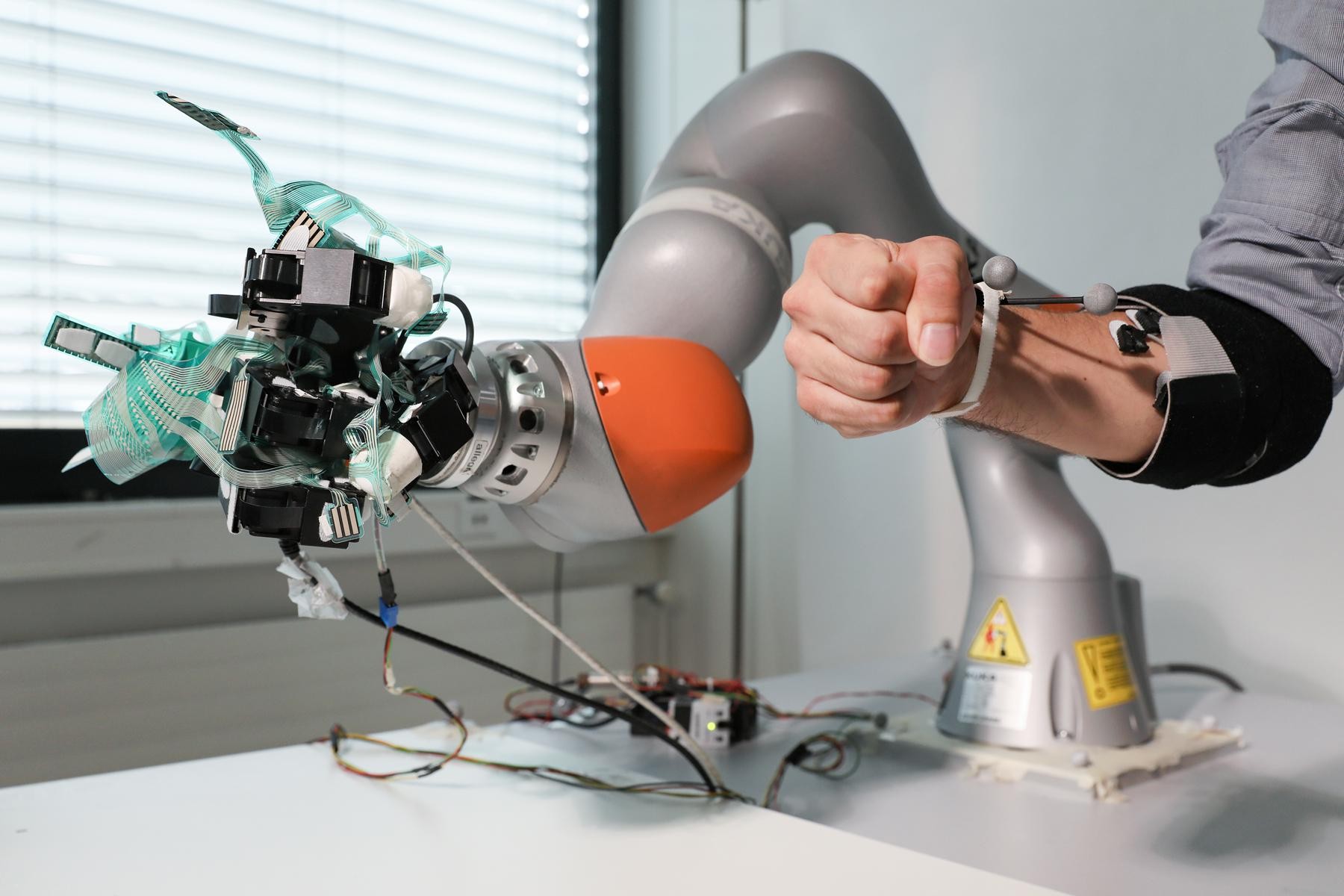 contrôle partagé humain-robot d'une prothèse de main intelligente - EPFL