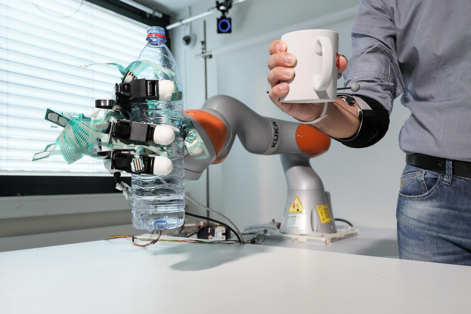 contrôle partagé humain-robot d'une prothèse de main intelligente - EPFL