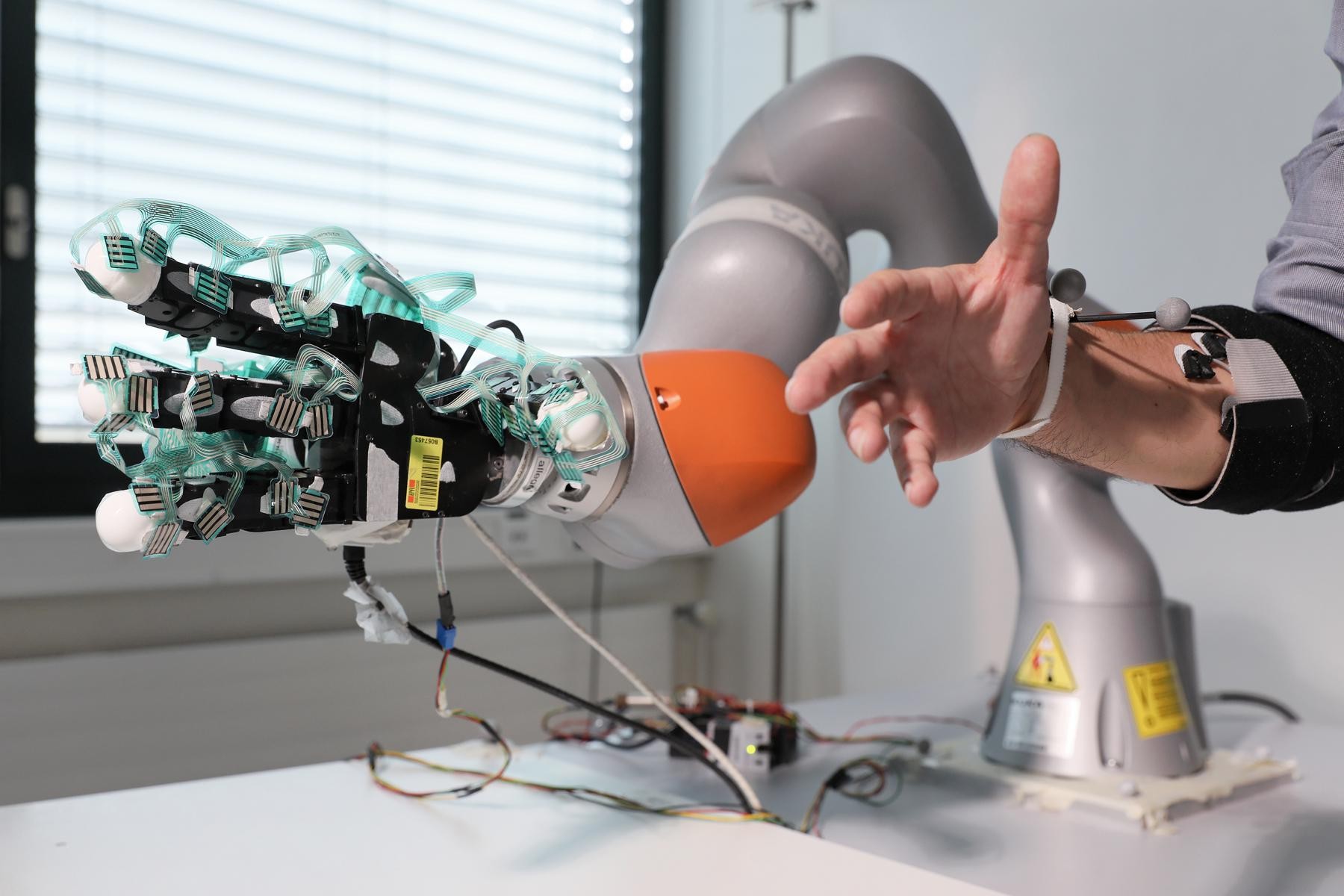 Une main artificielle combine contrôles humain et robotique - EPFL