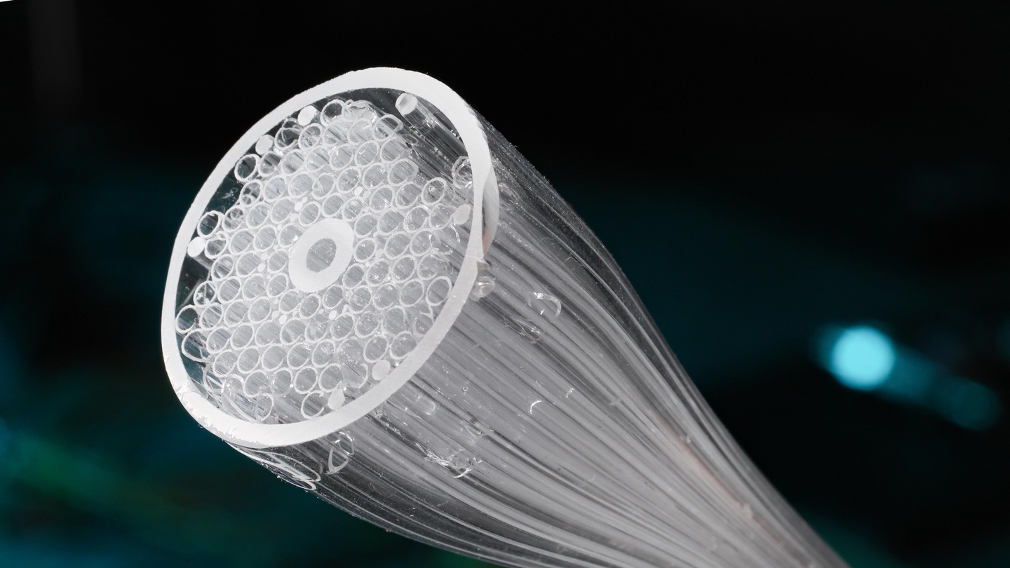 Using air to amplify light - EPFL