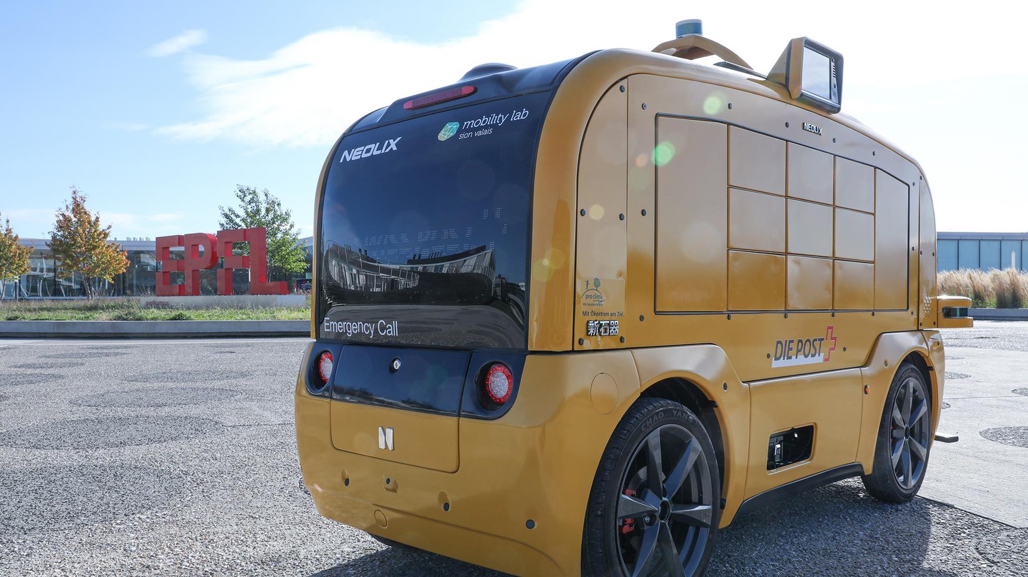 EPFL tests out self-driving delivery service - EPFL
