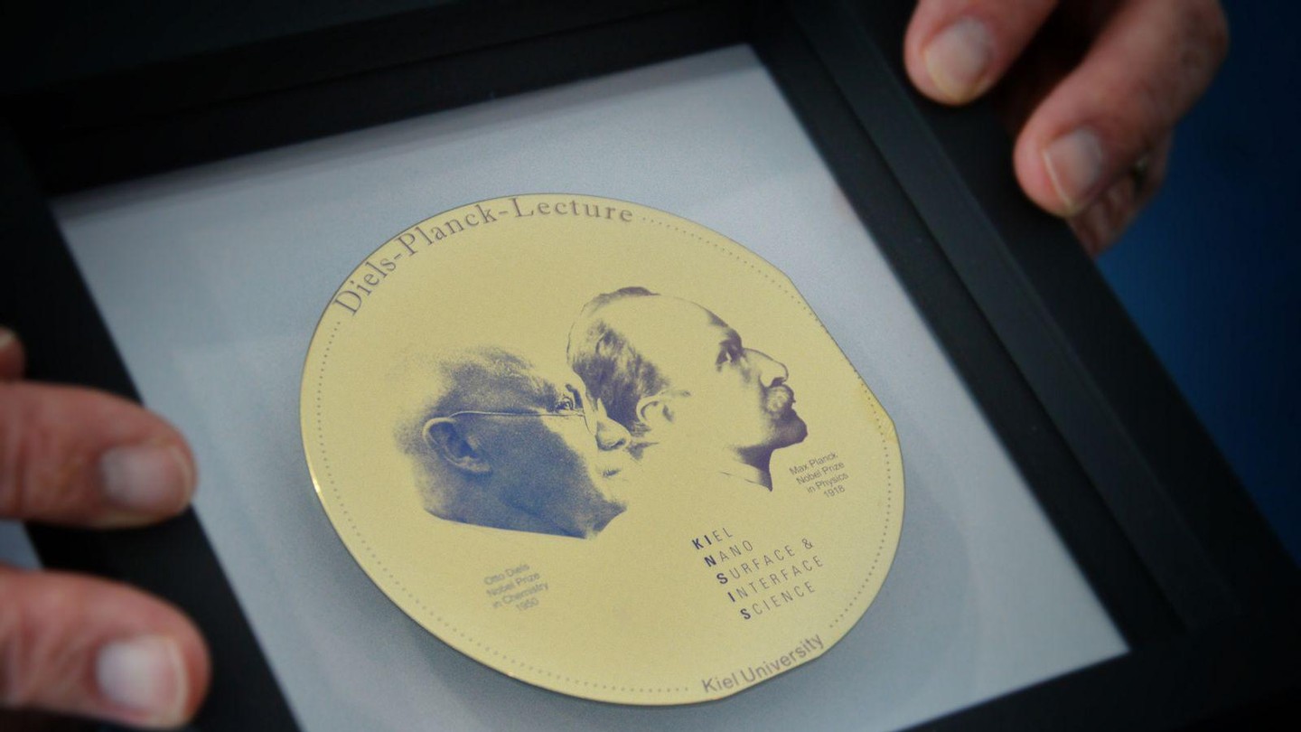 Michael Graetzel wins the Diels-Planck-Lecture-Award and Medal - EPFL